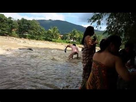 Ngintip Orang Mandi Di Kali Youtube
