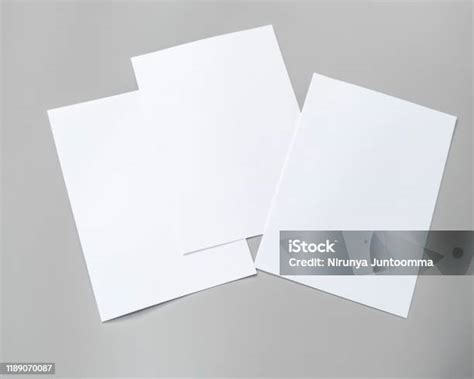 포스터 모형 종이 회색 배경에 고립 된 흰색 종이 빈 초상화 용지 A4 브로셔 잡지는 회색으로 격리되어 배너 제품을 사용할 수 있습니다 형판에 대한 스톡 사진 및 기타