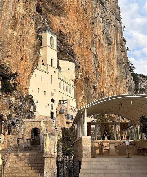 Неверојатни сцени пред Острог Луѓе од различни вери се собраа пред манастирот ВИДЕО Дознај