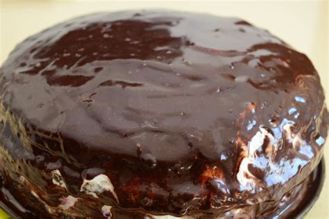 Шоколадный торт с вишней и взбитыми сливками 15 пошаговых фото в рецепте