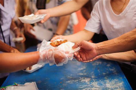 가난한 사람을 위한 맛을 얻기 위해 배고픈 먹이 인도주의 사회를 만들기 개념 사회 공헌 배고픈 사람들에 게 남은 음식을 기부 개념에 대한 스톡 사진 및 기타 이미지 Istock