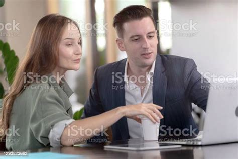 사무실에서 함께 일하는 두 명의 전문 사업가 실내 생물 애호가 와 자연 나무 환경 기업 문화에 대한 스톡 사진 및 기타 이미지 기업 문화 기업 비즈니스 기업 재무와