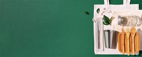 면 가방 유리 항아리 병 금속 컵 마시는 빨대 대나무 칼붙이 및 녹색 배경에 상자 지속 가능한 라이프 스타일 제로 폐기물 플라스틱 무료 쇼핑 개념 배너 가방에 대한 스톡