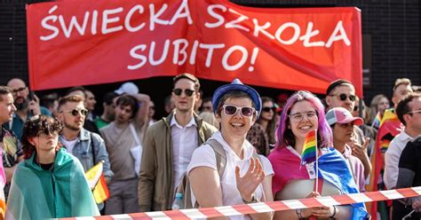 Cedo Decide Că Polonia Trebuie Să Recunoască Parteneriatele între