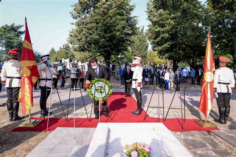 Владина делегација предводена од премиерот Заев по повод Денот на независноста оддаде почит на