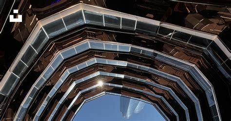 매우 큰 원형 창문이 있는 매우 높은 건물 사진 Unsplash의 무료 뉴욕 이미지