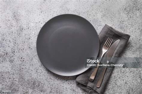회색 돌 테이블에 검은 접시 포크와 칼 엘레강스 테이블 장소 설정 공간을 복사합니다 위에서 볼 수 있습니다 0명에 대한 스톡 사진 및 기타 이미지 Istock