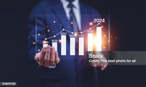 2024년 연도 계획의 비즈니스 성장 개념 계획 비즈니스 2024년 성장을 목표로 하는 그래프 차트가 있는 사업가 2024년