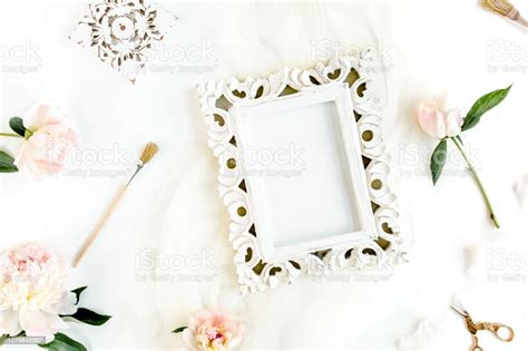 아름다운 베이지 색 모란으로 장식 된 골드 프레임 플랫 레이 상단 보기 발렌타인 의 배경 플로럴 프레임 모란 질감 0명에 대한 스톡 사진 및 기타 이미지 Istock