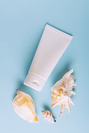 바다 미네랄이 들어간 브랜드가없는 흰색 플라스틱 튜브의 유기농 화장품 스킨 케어 트리트먼트 크림과 파란색 배경에 껍질 햇볕 차단 로션에 대한 스톡 사진 및 기타 이미지