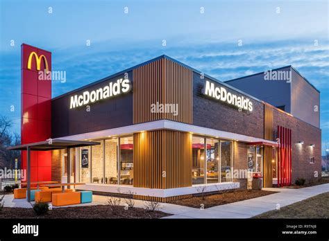 Nouveau Mcdonalds Store Design Sur Le Côté Ouest Photo Stock Alamy