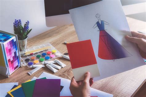 디자이너 여자 패션 그래픽 디자인 및 컬러 가이드 카드와 컬러를 확인 하기 위한 드로잉 인쇄 스케치 크리에이 티브 디자인