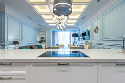 Tv 스탠드 가구 가정용 가구 거실 건축 계단 구슬 꽃병 높은 천장 디자인 램프 러그 벽난로 빈 프레임 사이드 테이블 샹들리에 서적 선반