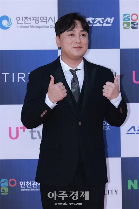 [포토] 레드카펫 밟는 황제성 2회 청룡시리즈어워즈 아주경제