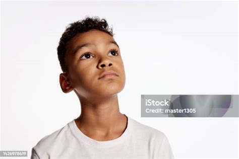 하얀 티를 입은 귀여운 아프리카 소년은 하얀 배경에 고립 된 놀라움으로 올려다 봅니다 어린이 감정 표정 개념 8 9 살에 대한 스톡 사진 및 기타 이미지 Istock