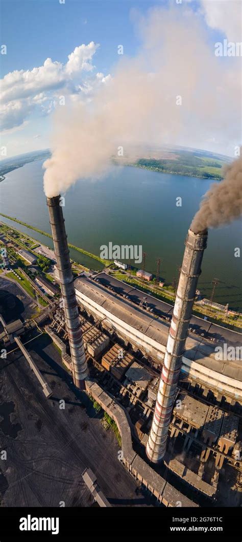 Luftaufnahme Der Hohen Rohre Des Kohlekraftwerks Mit Schwarzem Schornstein Der Die Atmosphäre