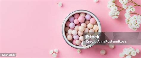 진주는 분홍색 파스텔 배경에 흰색 꽃으로 분말을 구성합니다 공간을 복사합니다 맨 위 보기입니다 볼에 대한 스톡 사진 및 기타 이미지 Istock