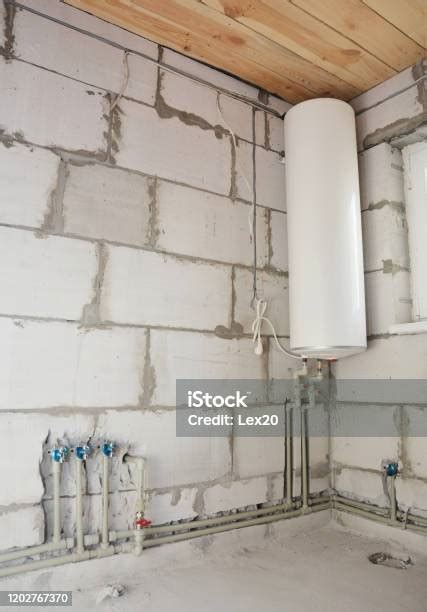집 온수 파이프 라인 설치 연결된 파이프가 있는 은폐된 수도꼭지는 벽과 전기 보일러에 장착됩니다 0명에 대한 스톡 사진 및 기타 이미지 Istock