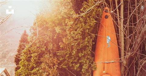 노란색과 빨간색 기둥 사진 Unsplash의 무료 스위스 이미지