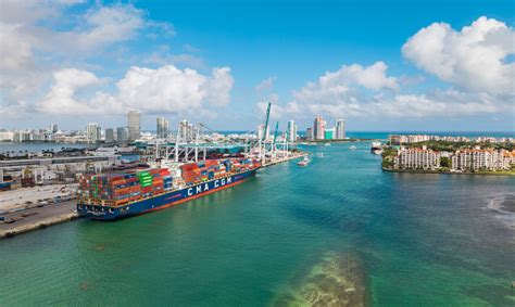 화물 컨테이너가 있는 공중 마이애미 항구 내보내기 및 가져오기 마이애미 항구 마이애미에서 컨테이너를 적재 한 화물선 공중 화물