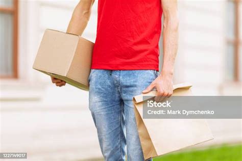 손에 골판지 상자를 들고 택배를 하고 음식이 담긴 종이 봉투가 소포를 배달합니다 거리에 대한 스톡 사진 및 기타 이미지 거리