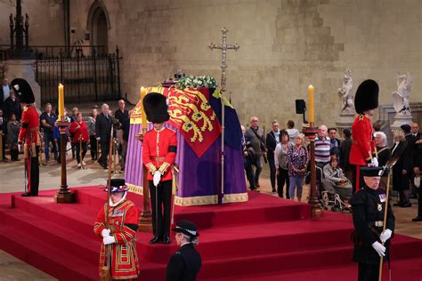 Ii Элизабеттэй салах ёс хийхээр 25 цаг хүлээж мянга гаруй хүн эмнэлгийн тусламж авчээ