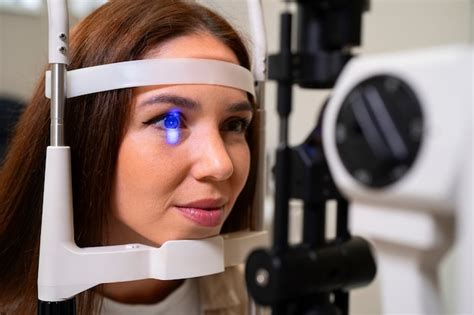 femme vue côté faire vérifier ses yeux photo gratuite