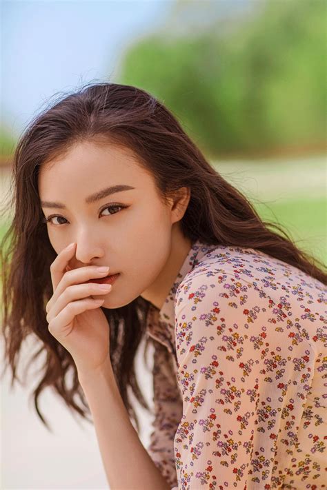 跟着倪妮学拍照，9个拍照姿势，让你也做拍照小达人 知乎