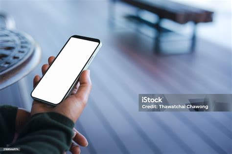 흰색 빈 화면을 가진 스마트 폰을 들고 비즈니스 우먼 온라인 쇼핑 예약 및 은행 개념 온라인 교육 또는 복사 공간이있는 온라인 비즈니스를위한 스마트 폰 모형 Brand