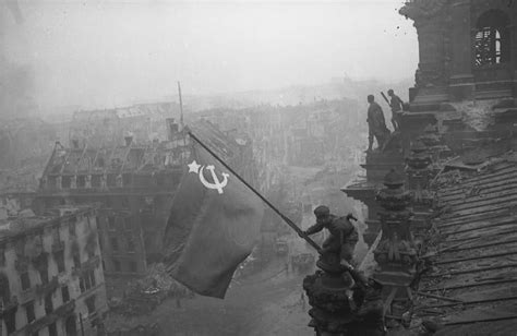 La verdadera historia detras de la icónica foto de la bandera soviética