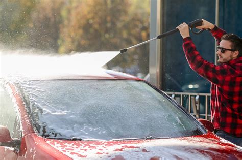 외부 세차에 가압 물 수동 자동차 세척 Summe 세척입니다 높은 압력의 물을 사용 하 여 차를 청소 세탁 비누와 차입니다 개념을 닫습니다 건물 외관에 대한 스톡 사진 및