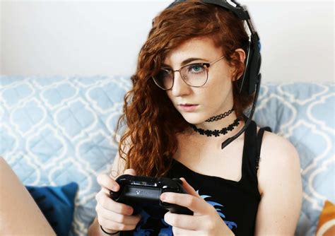 Zierliches Nerd Girl Mit Brille Trifft Auf Monsterschwanz Telegraph
