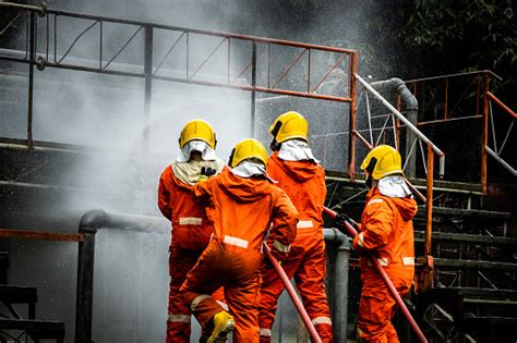 소방관 개념 화재로 싸우기 위해 물과 소화기를 사용하는 소방관 소방 훈련 훈련 중 호스와 물로 화재와 싸우는 소방관 40 44