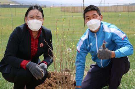 Монголын хөл бөмбөгийн бэлтгэлийн төвийг нээлээ