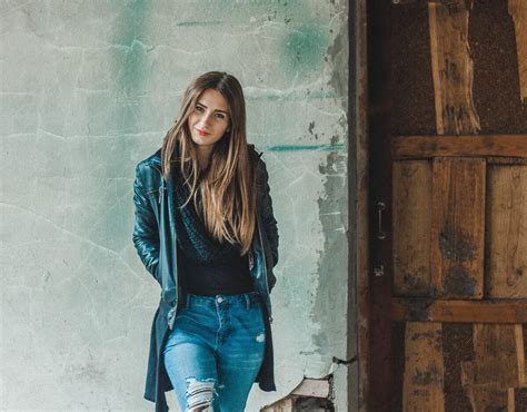 Девушка в джинсах · бесплатная фотография от Bradeya картинки и обои на рабочий стол