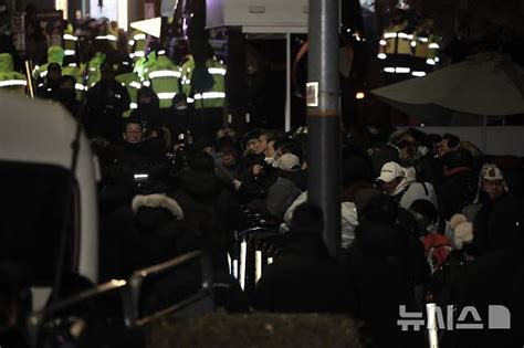 경찰과 대치하는 윤갑근 변호사