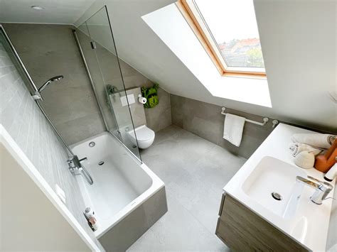 Badkamer Renovatie Kleine Badkamer Met Bad Onder Schuin Dak