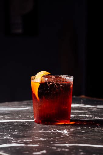 네그로니 칵테일 술 진 이탈리안 레드 비터 리큐어와 달콤한 베르무트 0명에 대한 스톡 사진 및 기타 이미지 0명 고명 네그로니 Istock