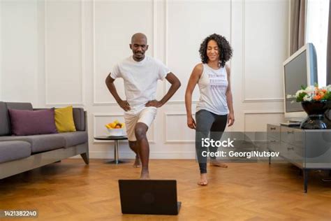 노트북에서 요가 비디오를 보는 아프리카 계 미국인 커플 25 29세에 대한 스톡 사진 및 기타 이미지 25 29세 2명 30 34세 Istock