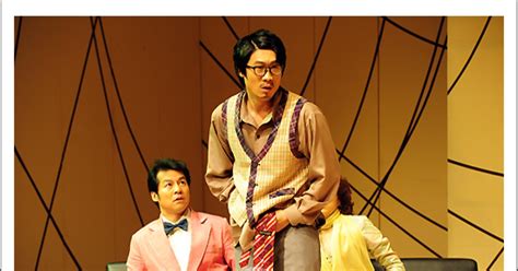 [쿠키 포토] 바지 벗은 남자 뒤에서 놀라는 남자