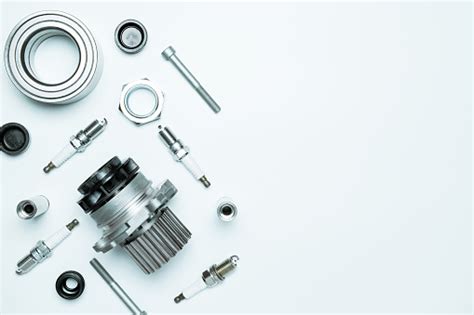 자동차 서비스 흰색 배경에 자동차 정비사 예비 또는 자동차 조각 새로운 금속 자동차 부품세트 텍스트 공간이 있는 수리 및 차량