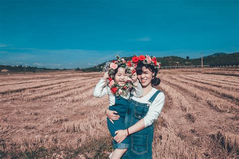 무료 이미지 하늘 드레스 행복 목초지 신부 장난 사진술 잔디 가족 상호 작용 나무 흙 식물 들 경치 혼례 미소 Stock