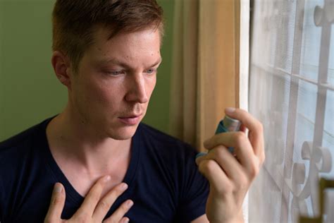 집에서 천식 흡입기를 사용 하 여에 대 한 잘생긴 젊은이의 초상화 30 34세에 대한 스톡 사진 및 기타 이미지 30 34세 30 39세 가정 생활 Istock