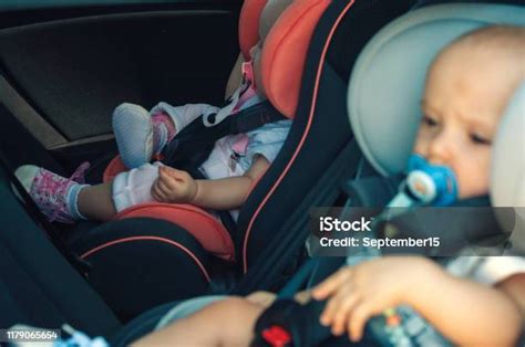 차에 아이 좌석에 쌍둥이 소년과 소녀 아기를위한 안전 교통 1 명까지 어린이 2명에 대한 스톡 사진 및 기타 이미지 2명 가족 거리 Istock
