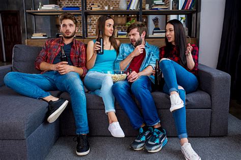 맥주를 마시는 팝콘 먹고 소파에 집에서 영화를 보고 가장 친한 친구의 쾌활 한 회사 20 29세에 대한 스톡 사진 및 기타 이미지 20 29세 3d 안경 3차원 형태