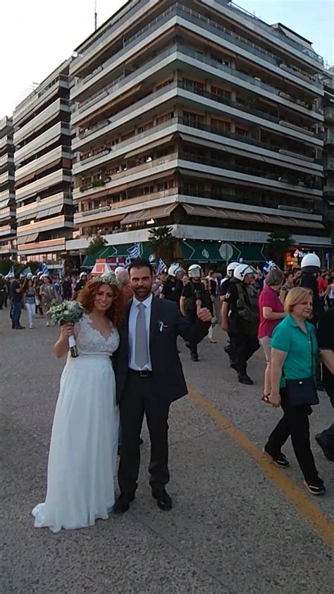ΛΕΥΤΕΡΙΑ Γαμπρός και Νύφη φωτογραφίζονται στο συλλαλητήριο για τη Μακεδονία στη Θεσσαλονίκη ΦΩΤΟ