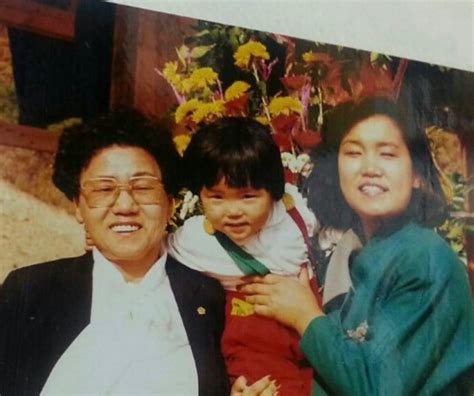 울 할머니가 오랜만에 꿈에 나왔다🙂 내 어깨를 토닥이며 우리 경애 많이컸네 하며 나를 보며 웃으셨다 할머니의 모습은 지금 사진에 보이는 안경과 파마머리 그리고 옥색