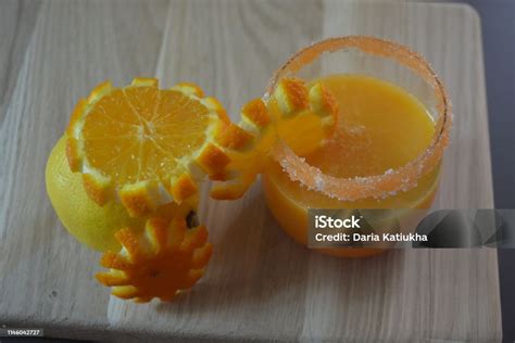레몬과 당근 설탕 림과 오렌지 조각이 밝은 나무 배경에 주황색 주스 한 잔 주스팩에 대한 스톡 사진 및 기타 이미지 주스팩 0명 가정의 방 Istock