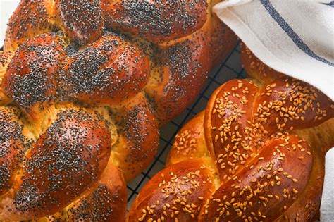 샬라 빵 안식일 키드두시 의식 구성 샤밧과 홀리데이를 위한 갓 구운 수제 머리띠 샬라 빵은 밝은 회색 배경인 샤밧 샬롬입니다 맨 위 보기입니다 공간을 복사합니다 가리기에