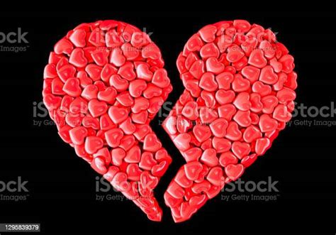 검은 색 고립 된 배경에 작은 빨간 마음에서 상한 마음의 두 반쪽 3d 렌더링 및 3d 그림 0명에 대한 스톡 사진 및 기타 이미지 Istock